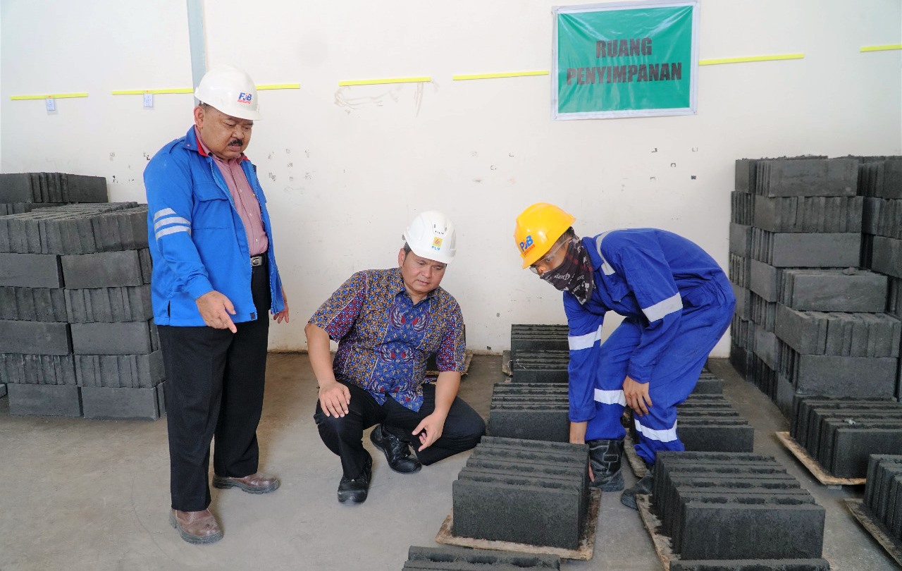 PLN Manfaatkan FABA untuk Bangun Rumah Warga • Petrominer