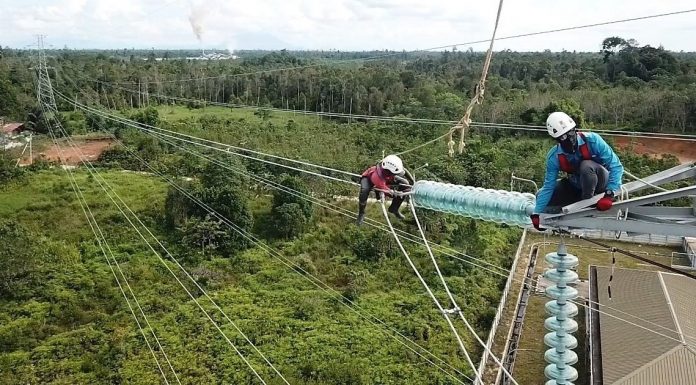 Begini Aksi PLN Pasang Kabel antar Tower SUTT 150 kV – Petrominer