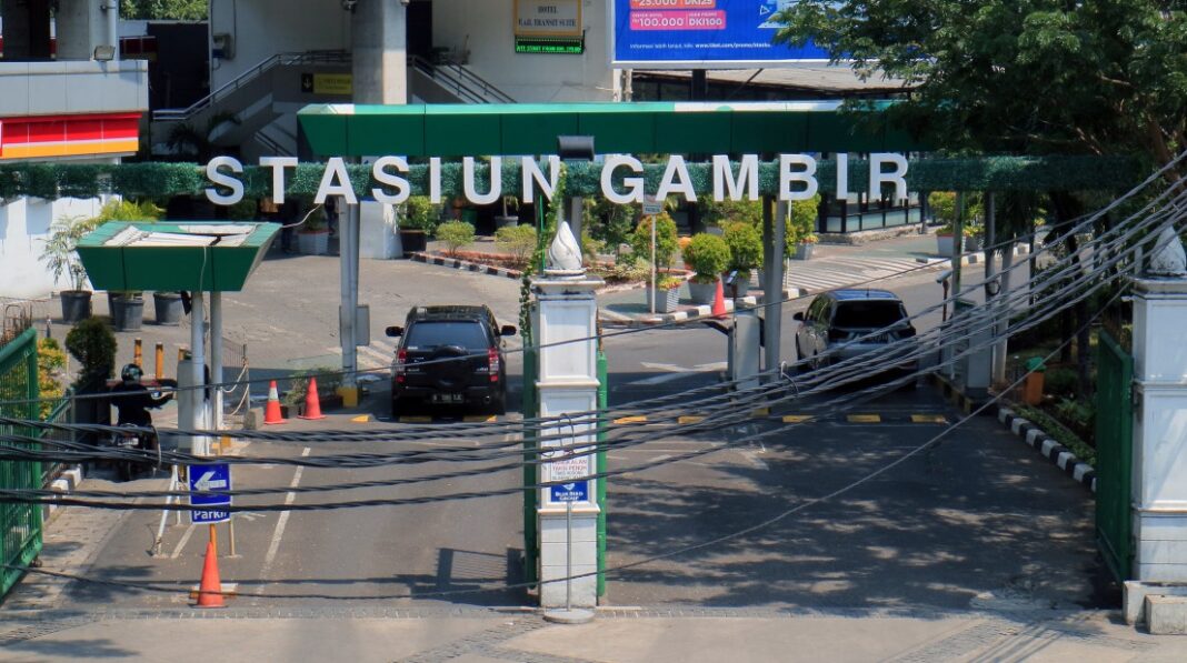 Stasiun Gambir Mulai Manfaatkan PLTS • Petrominer
